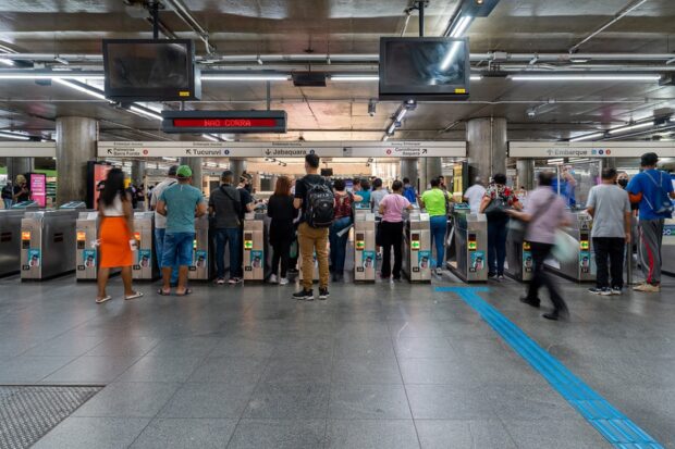 Metrô de SP vive onda de assaltos; mulher desmaia